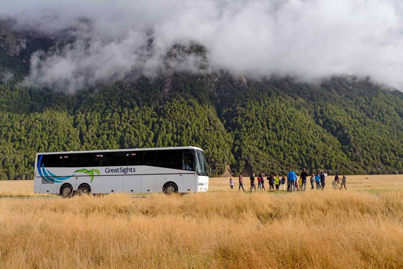 backpacker-bus-milford-sound-eglinton-valley - Backpacker Bus New Zealand